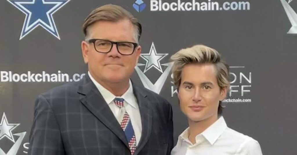 L'ancien joueur gay de Dallas Jeff Rohrer et son mari accueillis à la ...