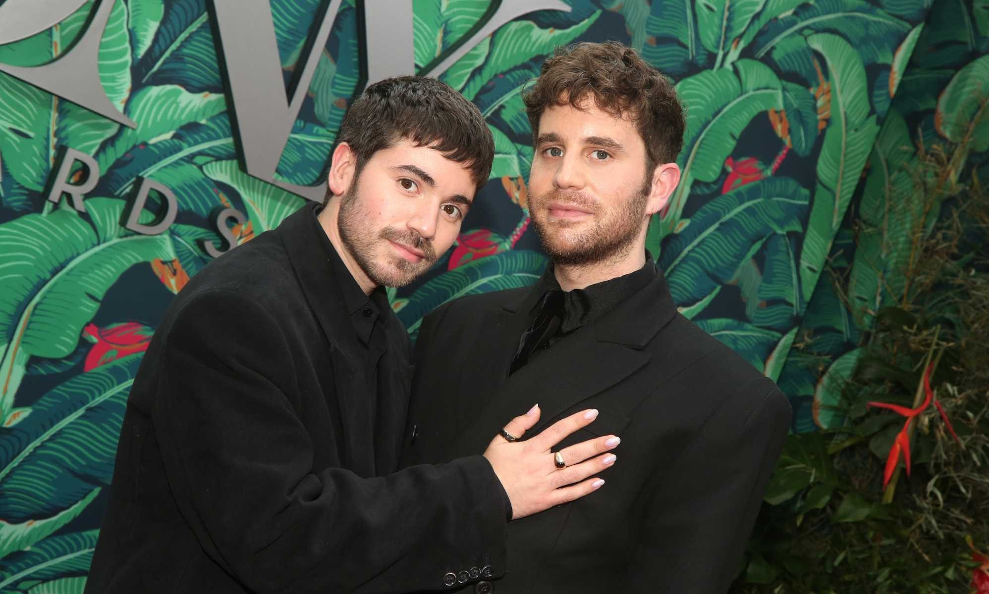 Ben Platt et son fiancé Noah Galvin dénoncent la décision « rétrograde ...