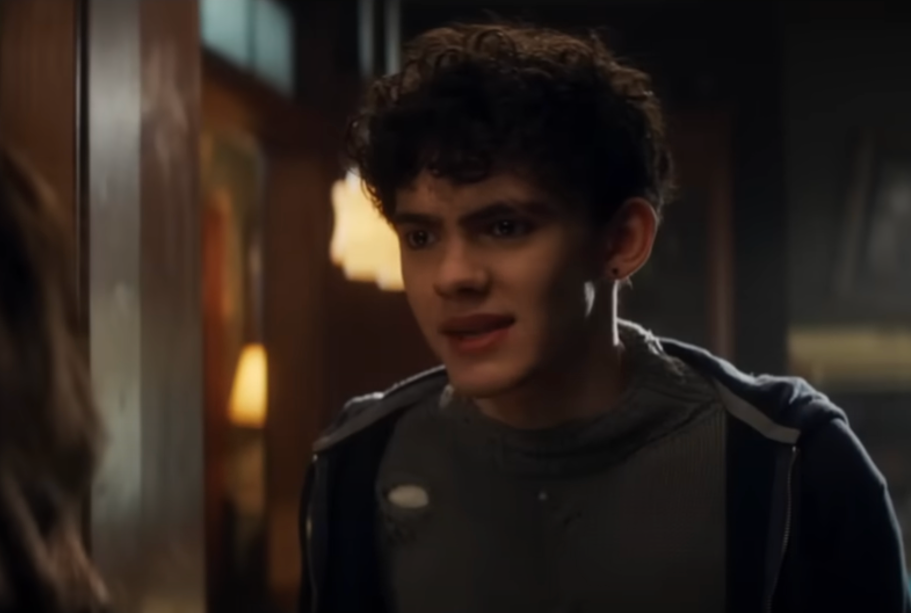 Joe Locke fait ses débuts avec l'accent américain dans le nouveau clip ...