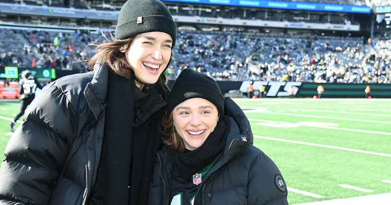 Chloë Grace Moretz fait allusion à ses fiançailles avec Kate Harrison ...