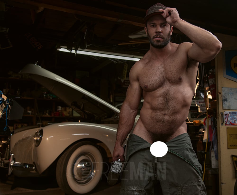 Garage de Paul Freeman: une exploration provocante de la masculinité et des machines - Gayvox