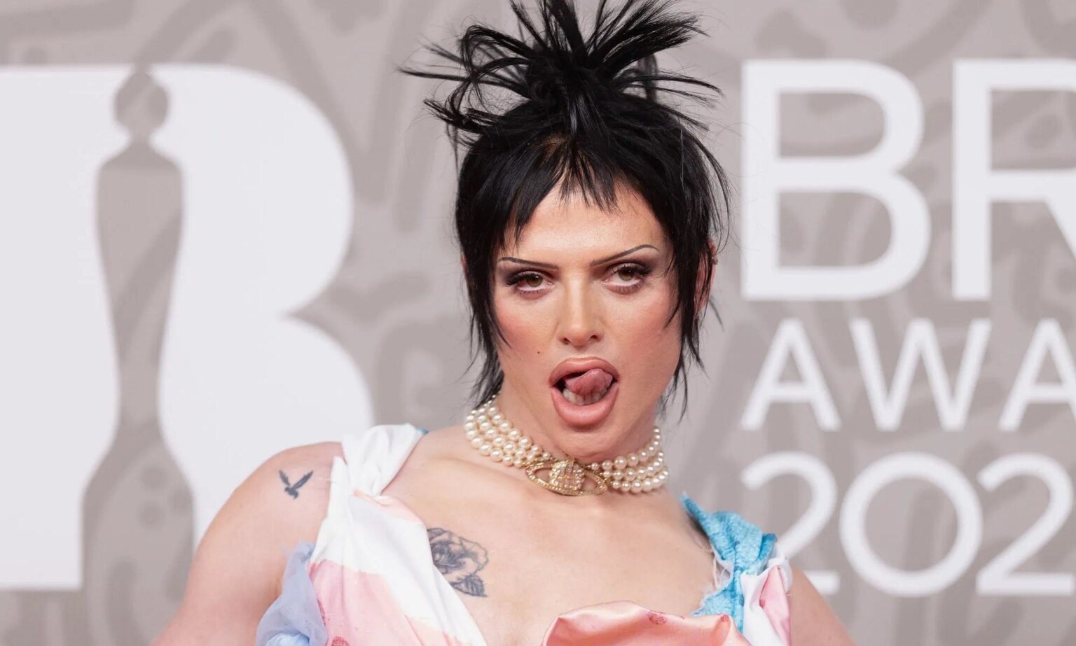 L'icône de Drag Race, Bimini, s'excuse d'avoir porté l'Union Jack lors ...